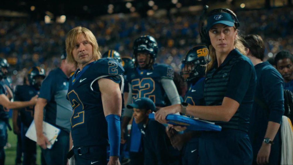 Chad Powers: Mariscal de campo: El disfraz, la redención y el encanto ...